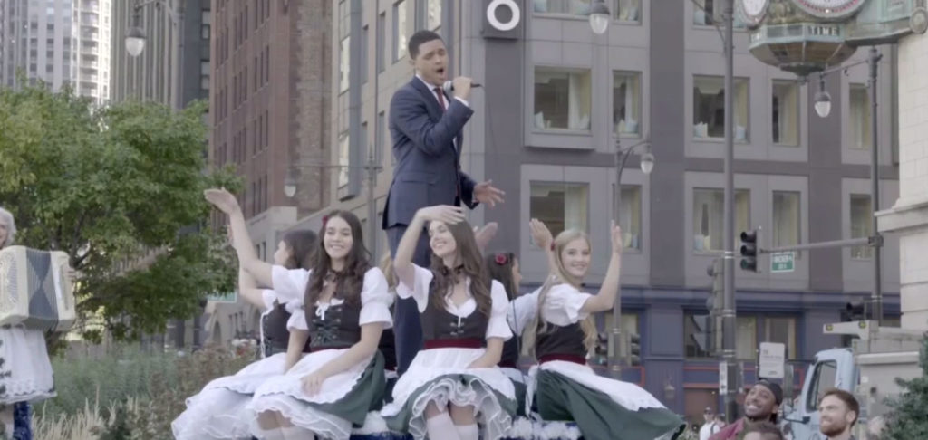 'The Daily Show' goes 'undesked' for Chicago shows - NewscastStudio