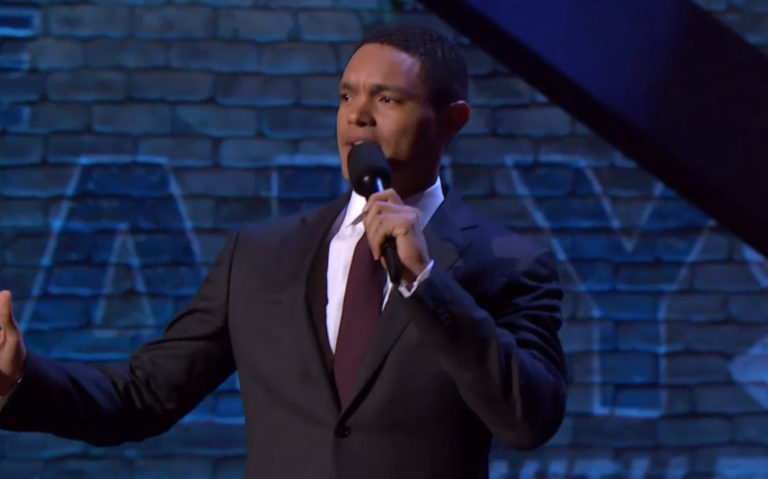 'The Daily Show' goes 'undesked' for Chicago shows - NewscastStudio