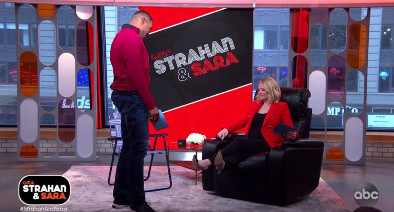 Michael Strahan gets folding lawn chair as 'Strahan & Sara' #Dare2Chair ...