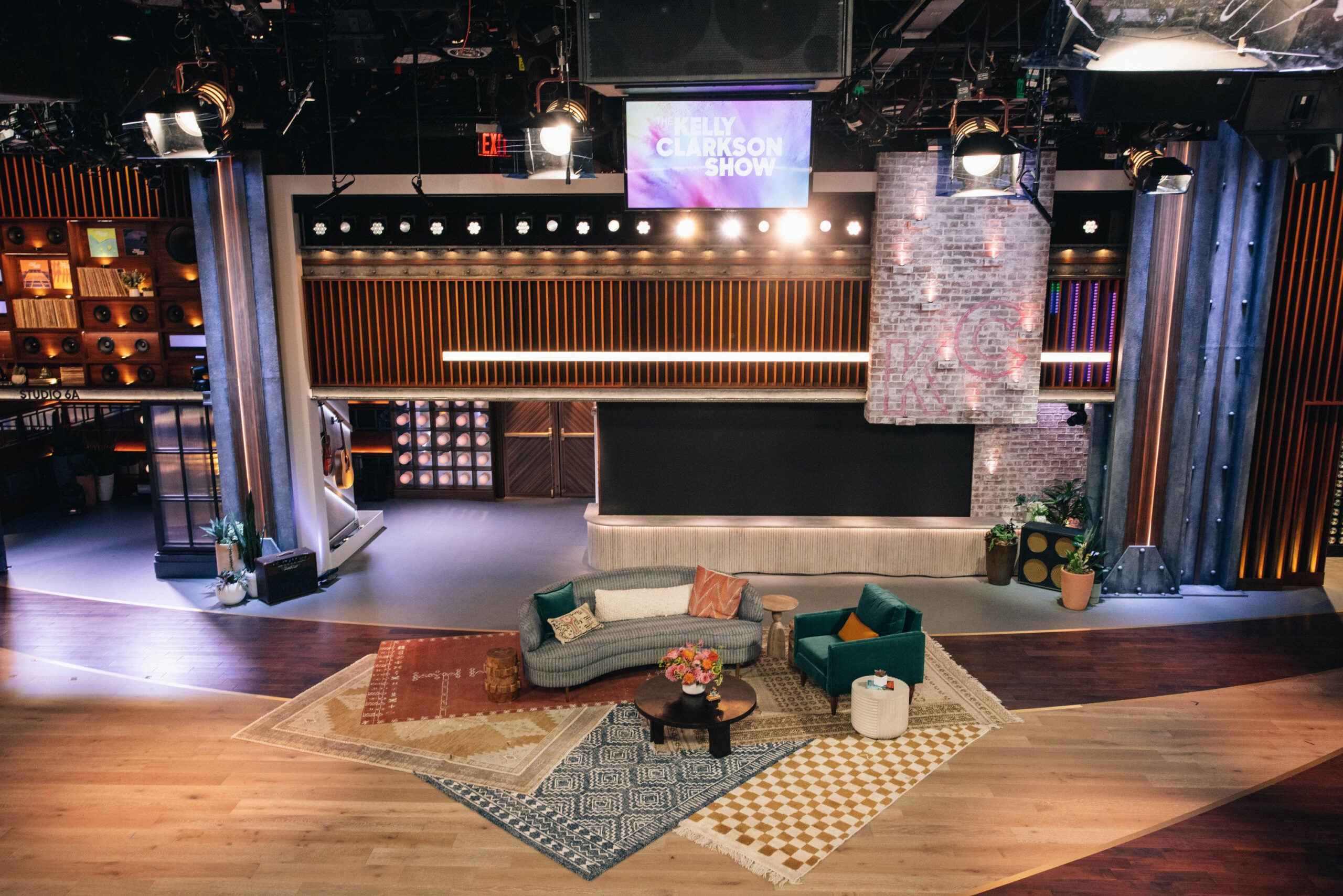 NYC 'Kelly Clarkson' set harmonizes the artist's evolution since Season ...